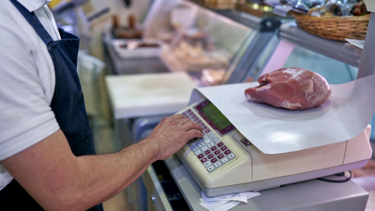 Pesa el paquete de carne en la báscula: da con un resultado ...