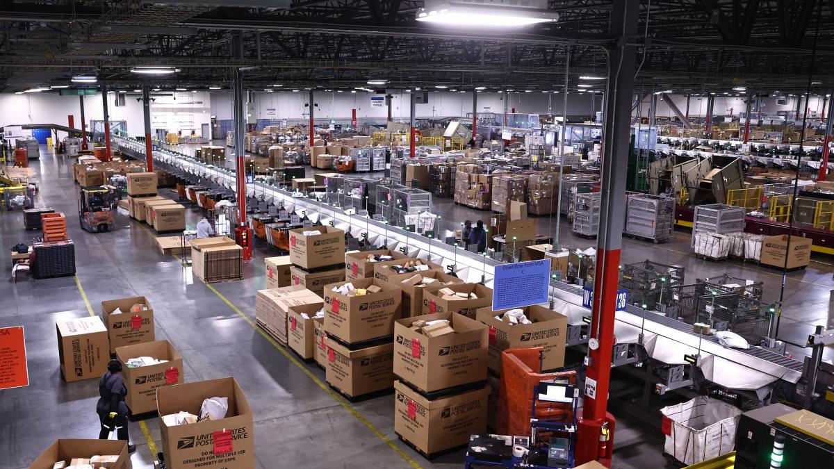 Nueva marcha atrás de EEUU: El servicio postal del país reanudará la ...