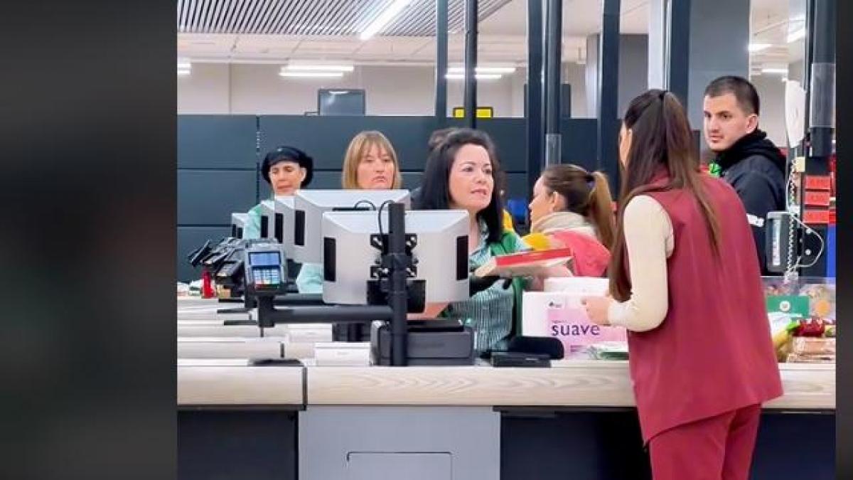 Una cajera del Mercadona conquista a una clienta, se lleva la sorpresa ...
