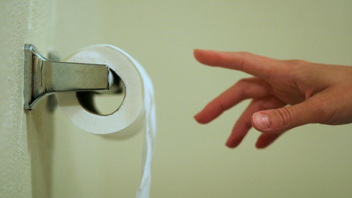 Una dermatóloga pide dejar de usar este tipo de papel higiénico popular ...