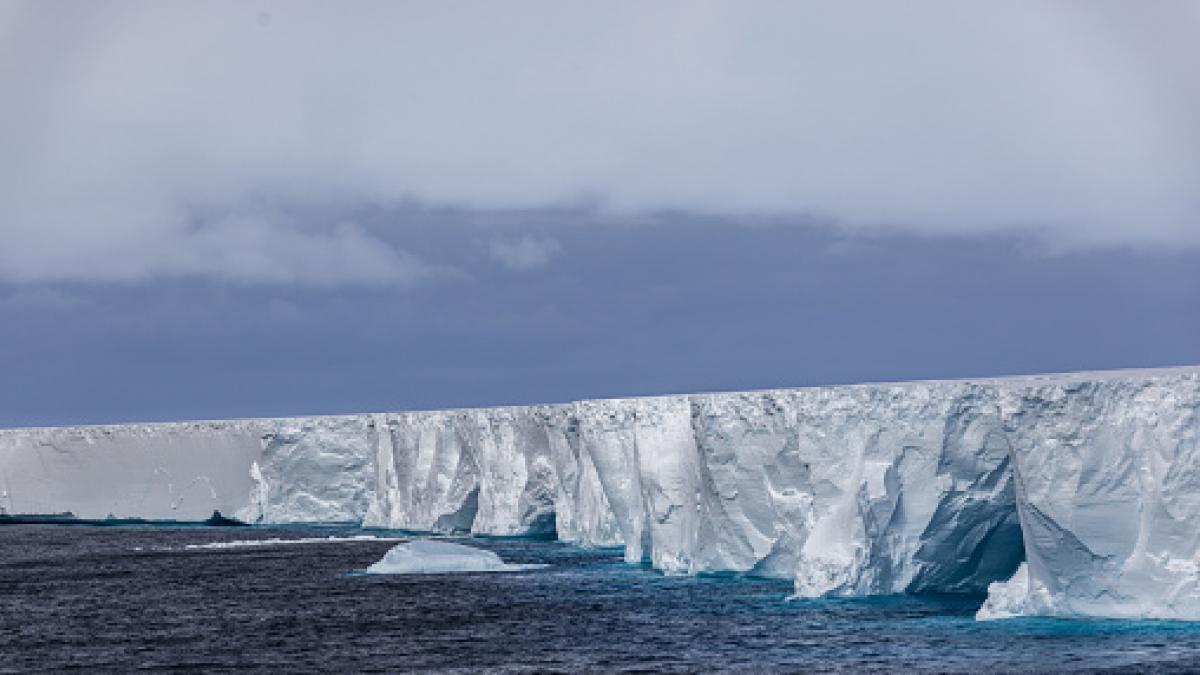 El iceberg más grande del mundo se está rompiendo y los expertos cogen ...