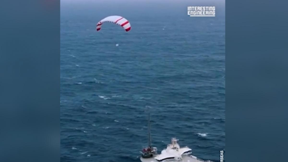 Una cometa gigante utiliza la fuerza del viento para mover grandes ...