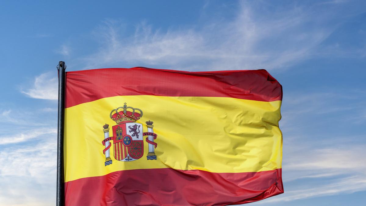La antiquísima razón por la que se pone una bandera de España en una ...