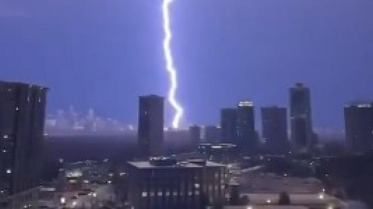 Un impactante rayo iluminó el cielo de Atlanta