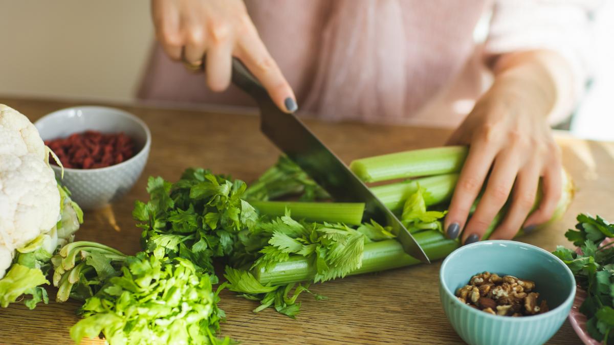 La verdura barata que algunos españoles descartan y es oro para reducir ...
