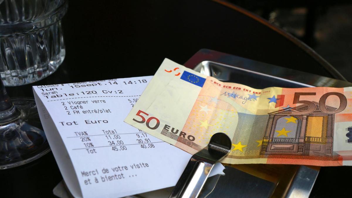 Piden la cuenta, el total es de 878,70 euros, les faltan 3 céntimos y ...