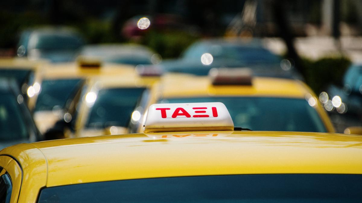 Una estudiante pide un taxi, el conductor recorre 350 metros, al final ...