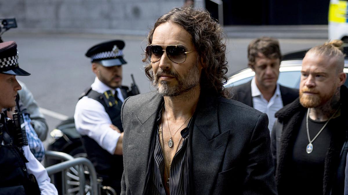 El actor Russell Brand se declara 'no culpable' de cinco delitos de ...