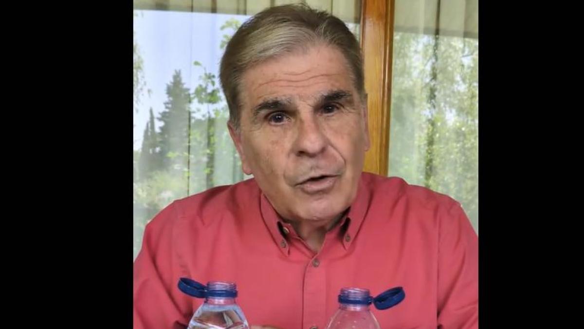 Pedro Ruiz usa dos botellas de plástico para intentar dejar claro si se ...