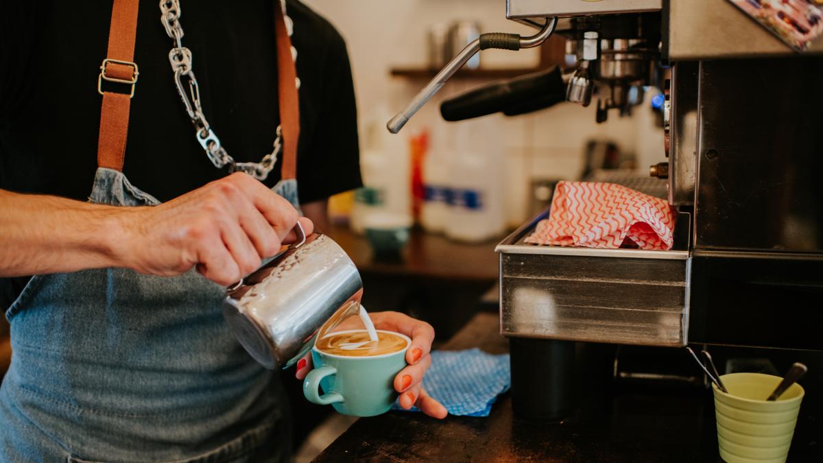 Les ponen un café muy caliente y cuando el hostelero oye lo que ...
