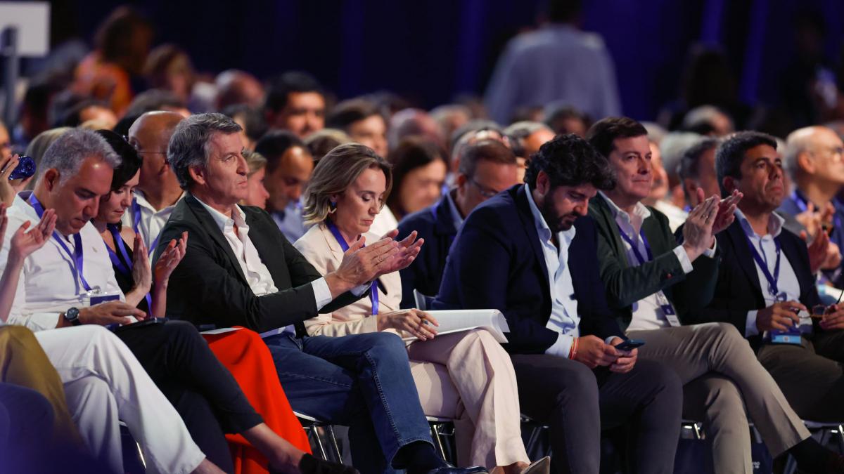 El Partido Popular arropa a Mazón entre aplausos y abrazos de los ...