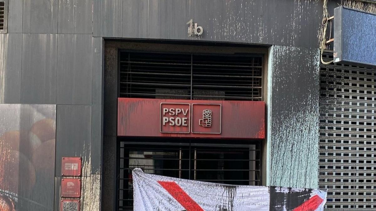 Vandalizan la sede del PSPV-PSOE en Valencia con pintura y una sábana ...