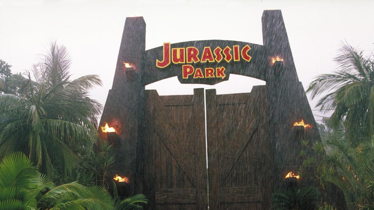 Inauguran un parque temático muy similar a Jurassic Park en mitad de la ...