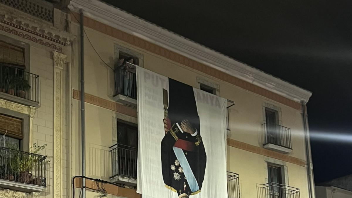 Cuelgan un retrato del Rey Felipe VI boca abajo en una plaza de Amer