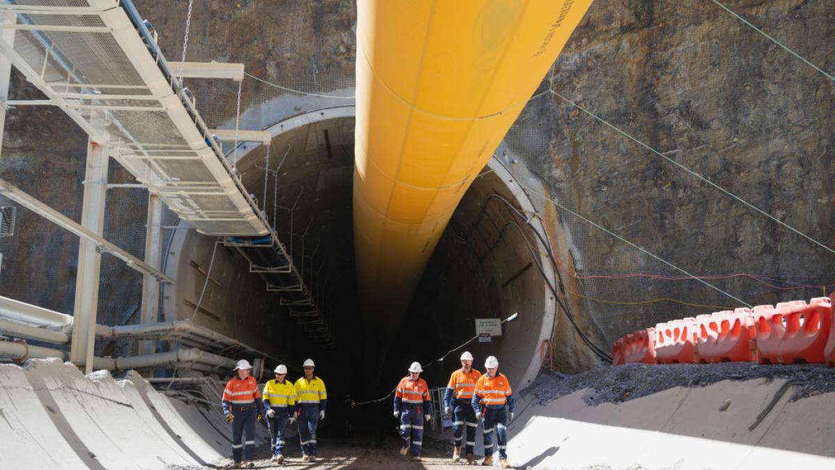 Cavan un túnel de 15 kilómetros, topan con algo inesperado en las profundidades y los ...