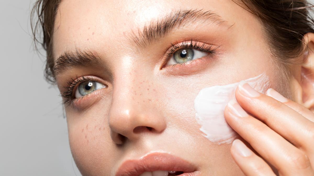 El truco para ponerse la Nivea de lata azul y desinflamar el rostro con ...