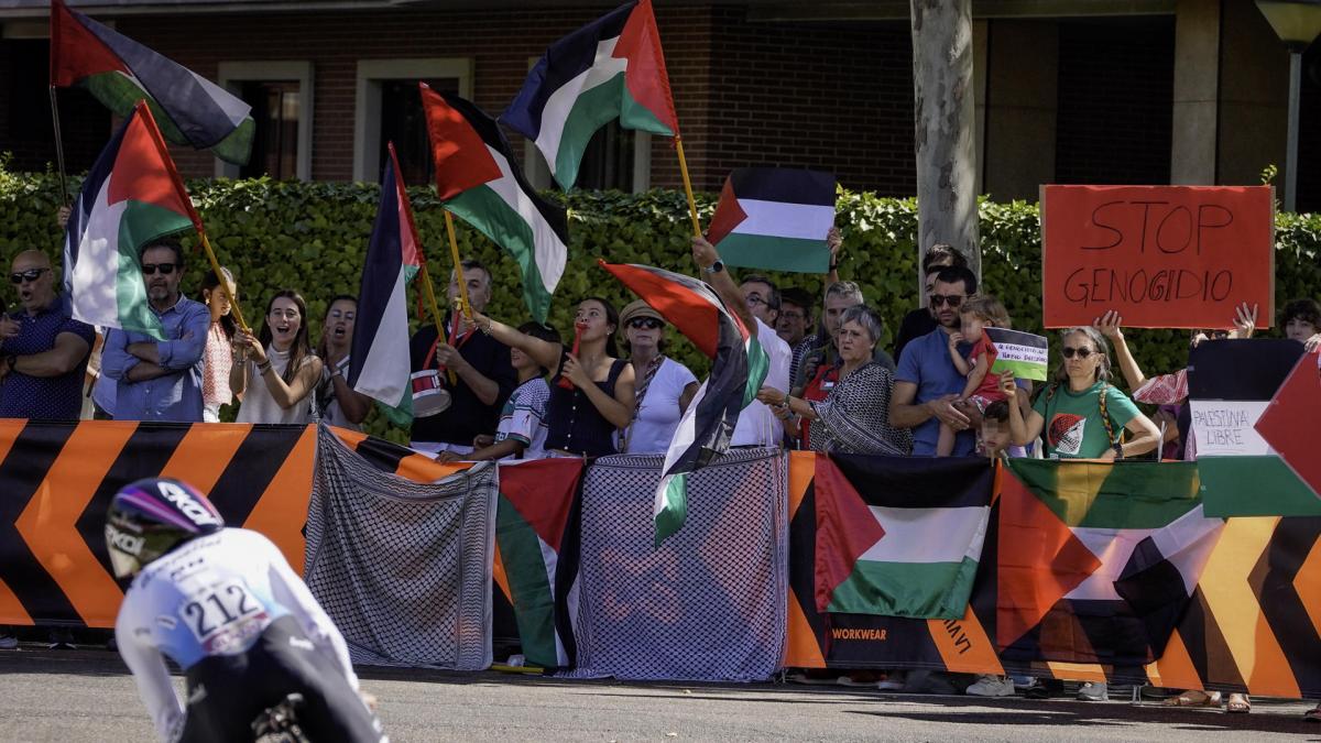 Dos detenidos por invadir el recorrido de la Vuelta a su paso por ...