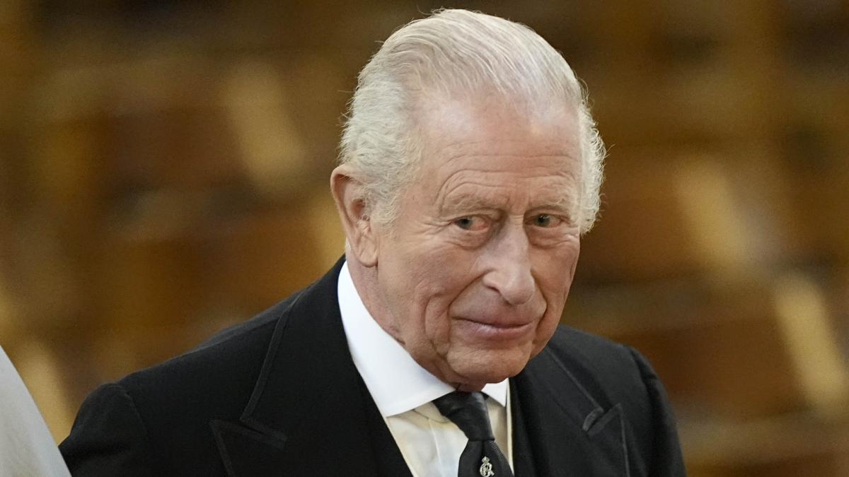 Carlos III visita a Ethel Catherham, la mujer más longeva del mundo, de 116 años