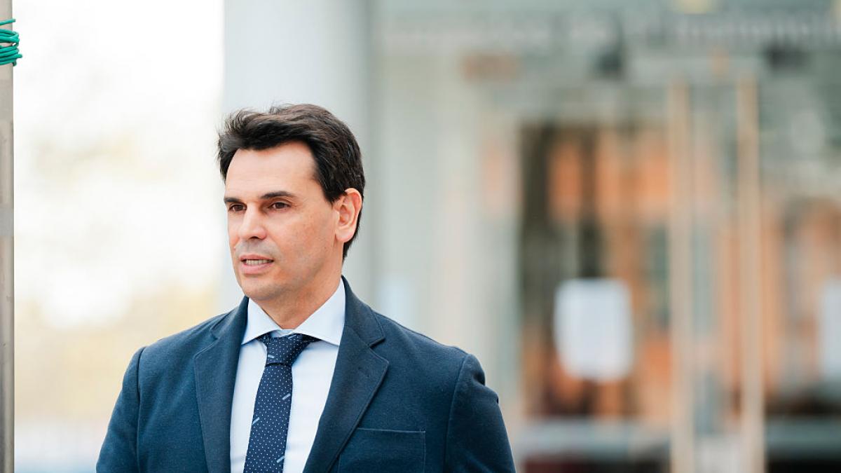 El pseudónimo que el novio de Ayuso utiliza en Quirón: Alberto Burnet González