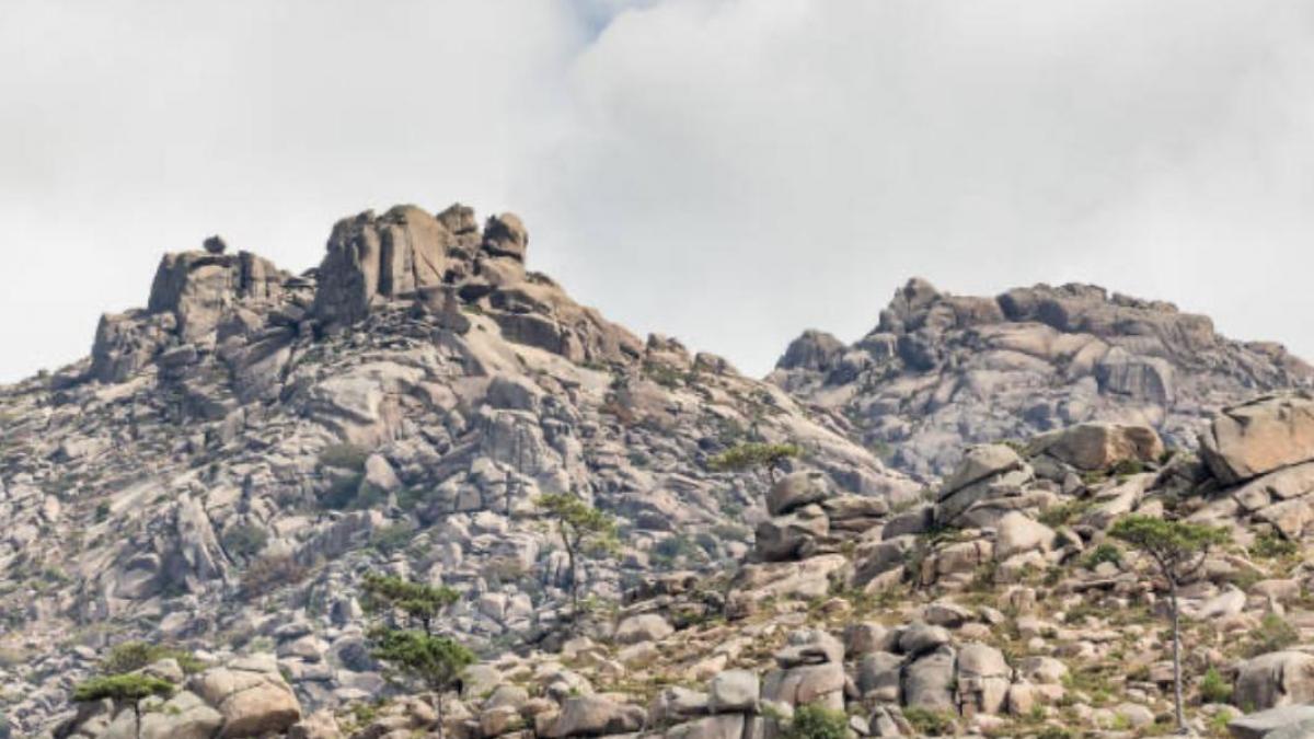 El imponente monte gallego que recuerda a figuras y animales es una ...