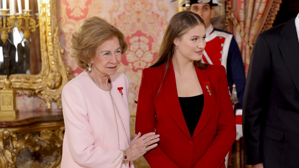 La reina Sofía, protagonista ante la ausencia del emérito: halagos, aplausos y el cariño de ...