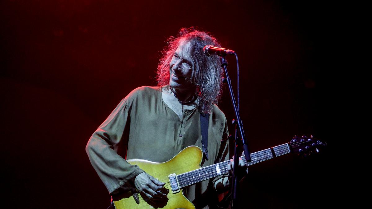 Muere Robe Iniesta, líder y cantante de Extremoduro, a los 63 años