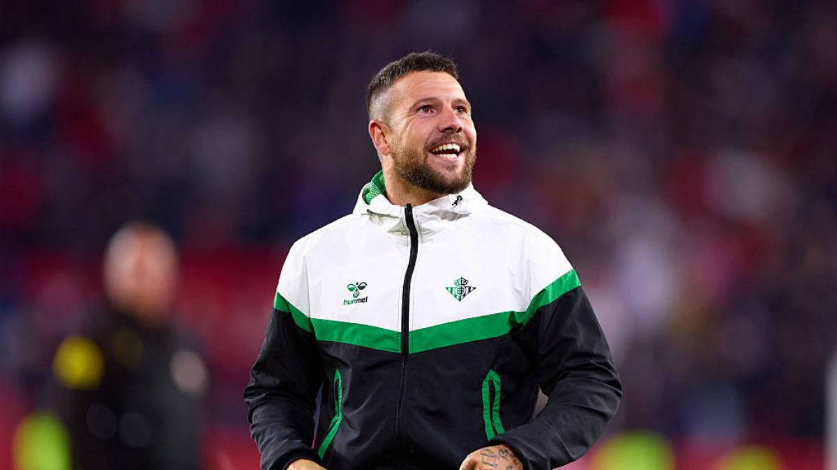 Le gritan a Aitor Ruibal que se pinte las uñas durante una entrevista y ...