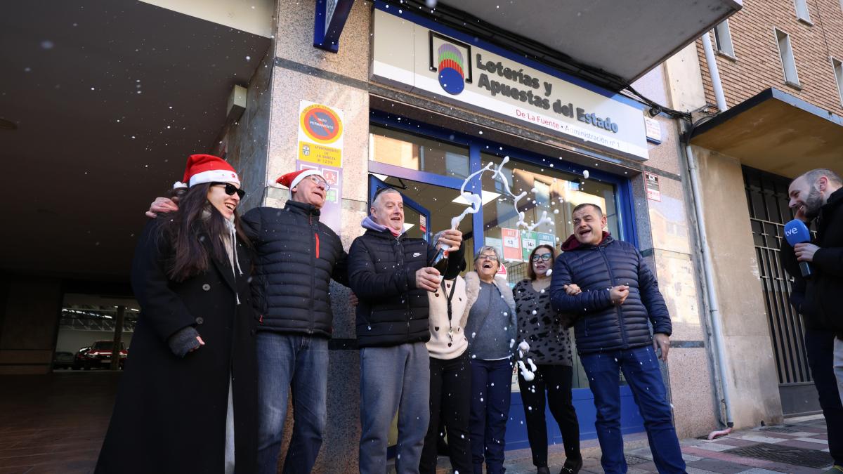 Los campaneros de Manzaneda, un pueblo de 20 vecinos, reparten 140 ...