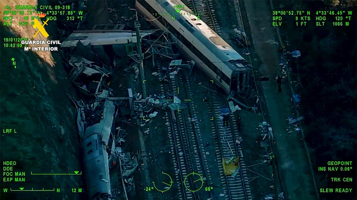 Imágenes aéreas: así han quedado los dos trenes siniestrados en Adamuz ...