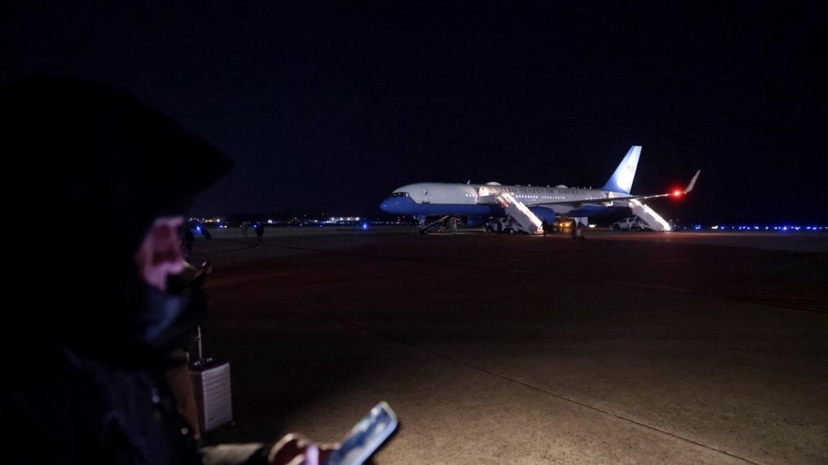 Trump llegará con retraso a Davos: el Air Force One le da un susto en ...