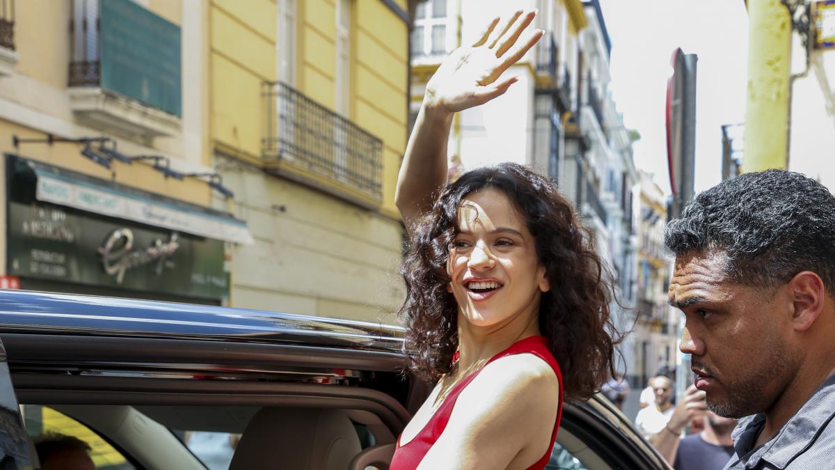 Rosalía Sale A Dar Un Paseo Por Sevilla Y Casi Todo El Mundo Se Está