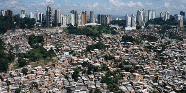 Influencers esperan hasta dos horas para filmarse con un dron sobre los ...