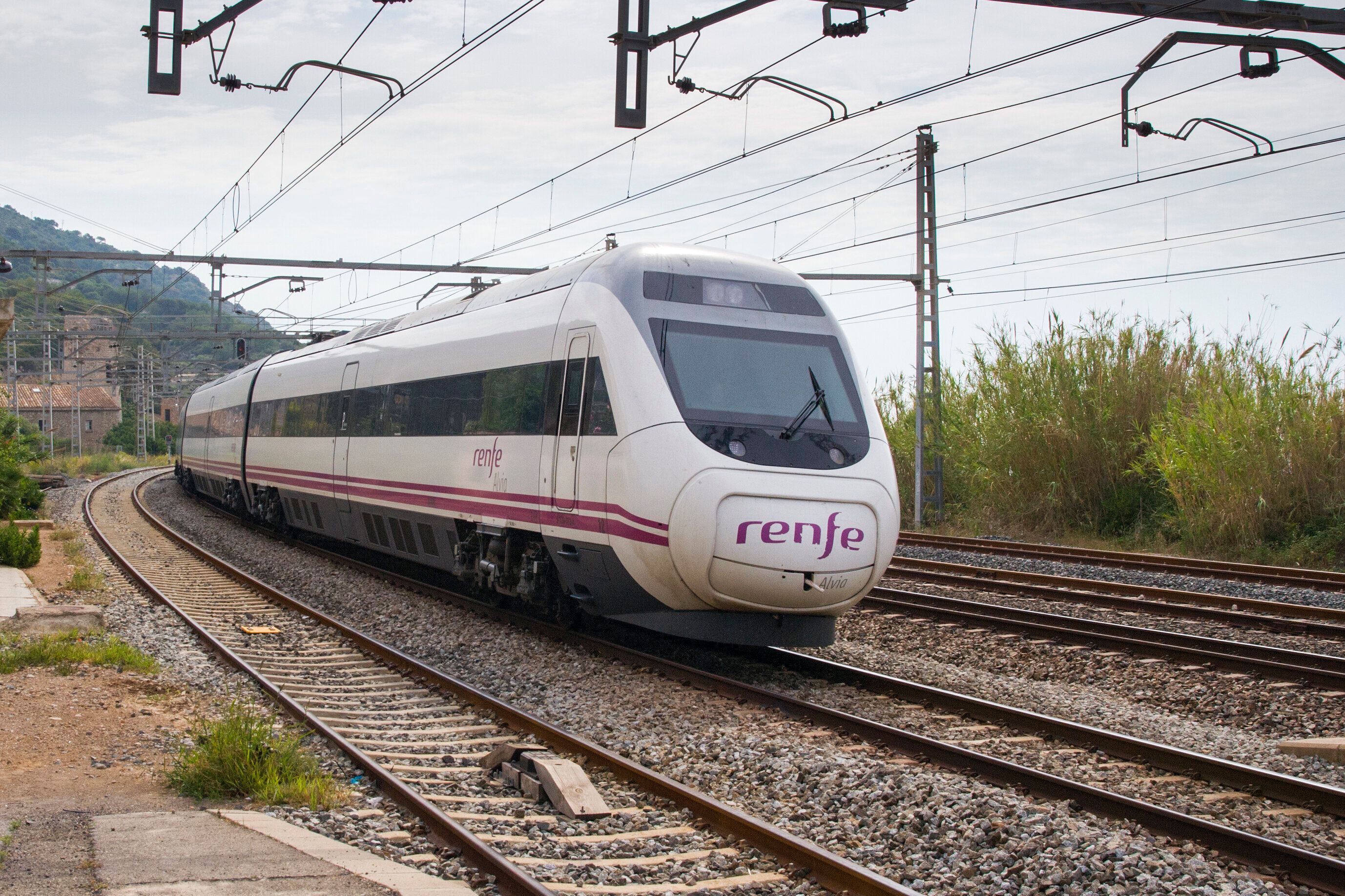 Una persona muere en Lleida al saltar sobre el vagón de un tren y ...