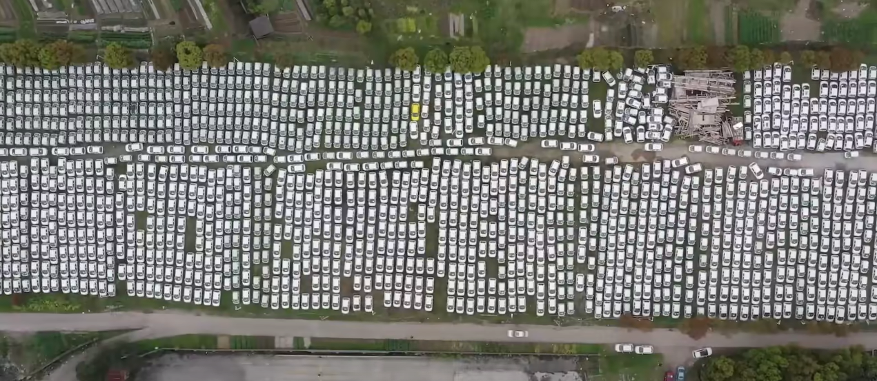 China presume de su cementerio con miles de coches eléctricos nuevos