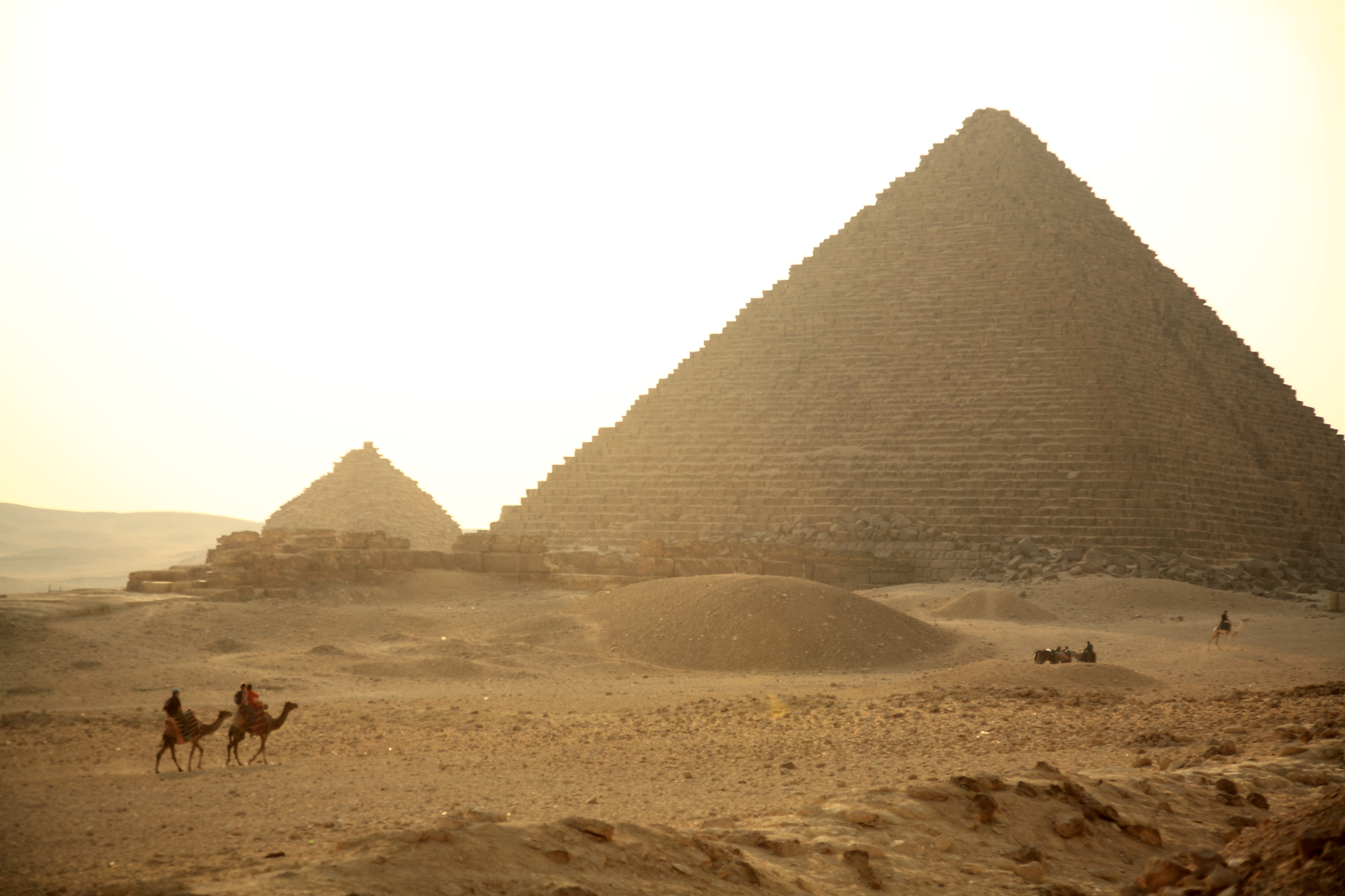 Un gigantesco canal oculto que conecta las pirámides de Egipto da luz ...