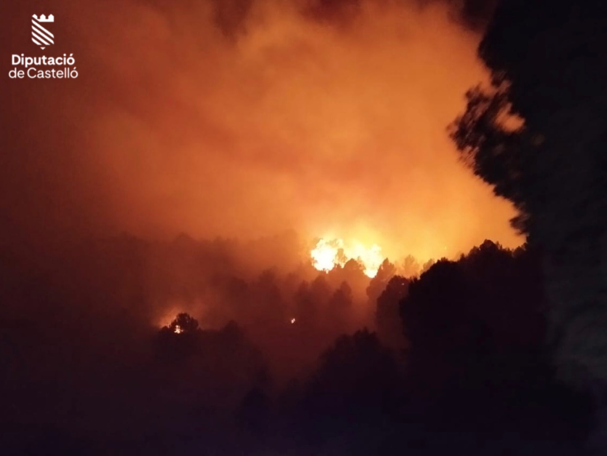 Un incendio obliga a confinar a toda la población de Toga (Castellón)