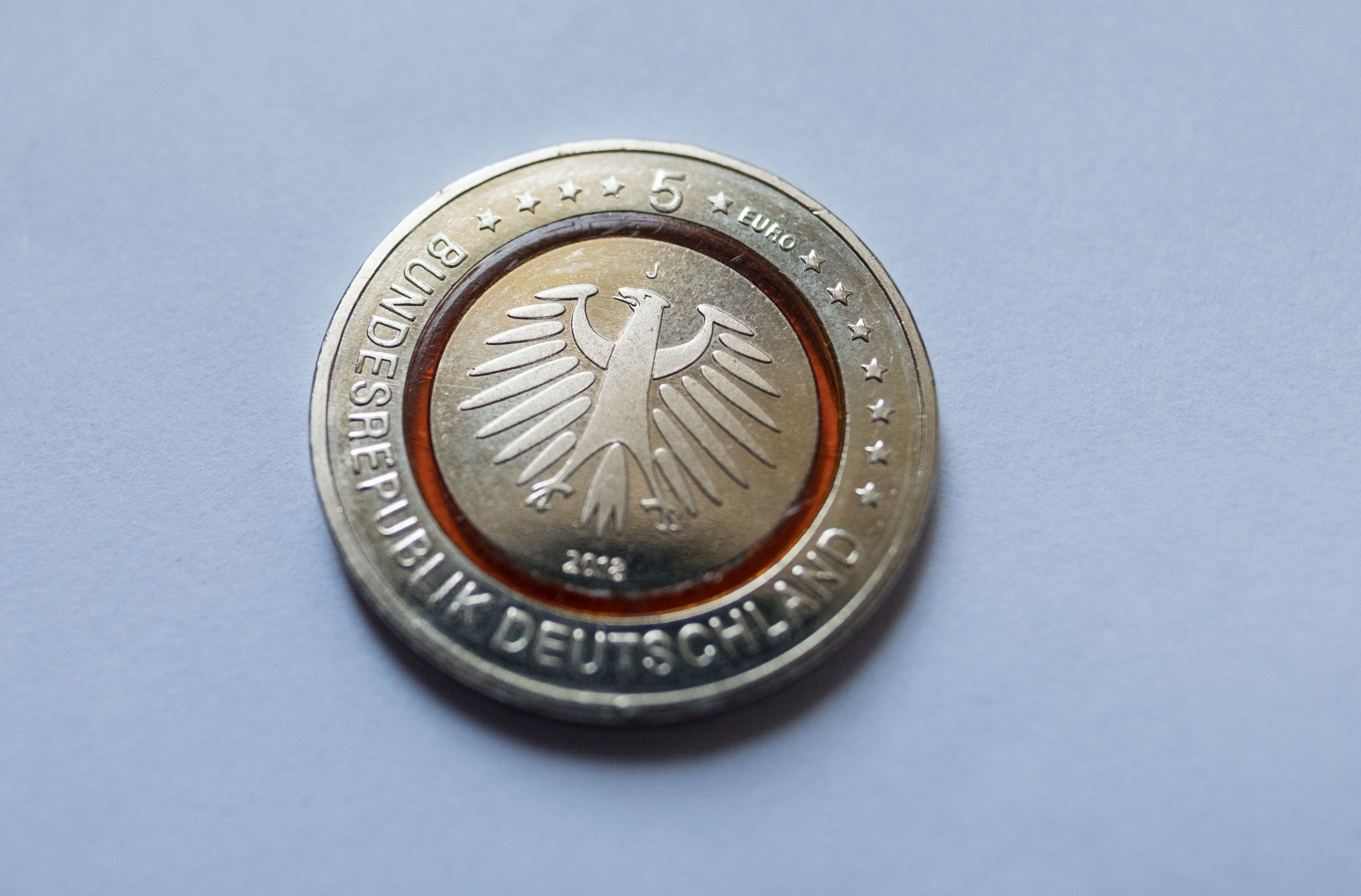 ¿Pueden negarme el pago con la nueva moneda de 5 euros con 'error'?