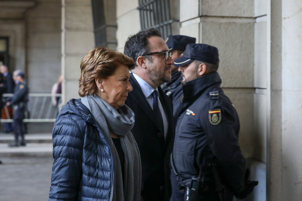 El TC anula la condena por prevaricación a la exministra Magdalena ...
