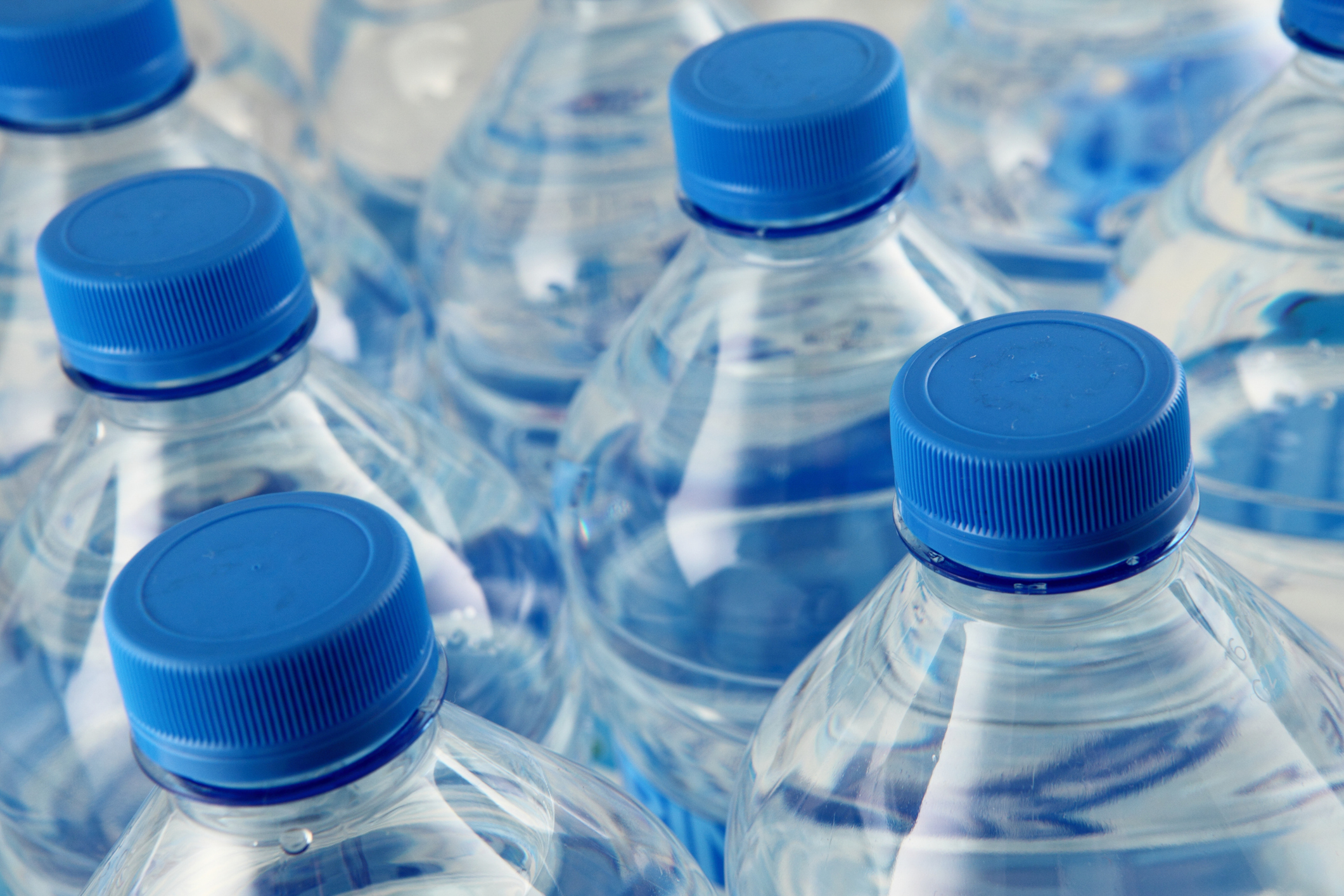 Éste es el color para los tapones de las botellas de agua que raramente ...
