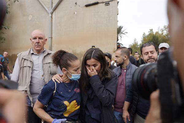 Los Reyes suspenden su visita a Chiva tras los abucheos y lanzamientos ...