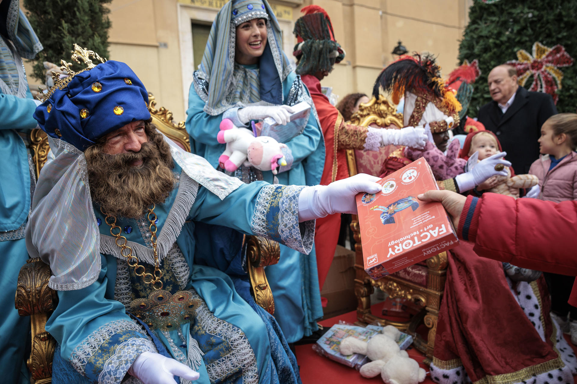Los Reyes Magos reparten ilusión en las pedanías afectadas por la dana ...