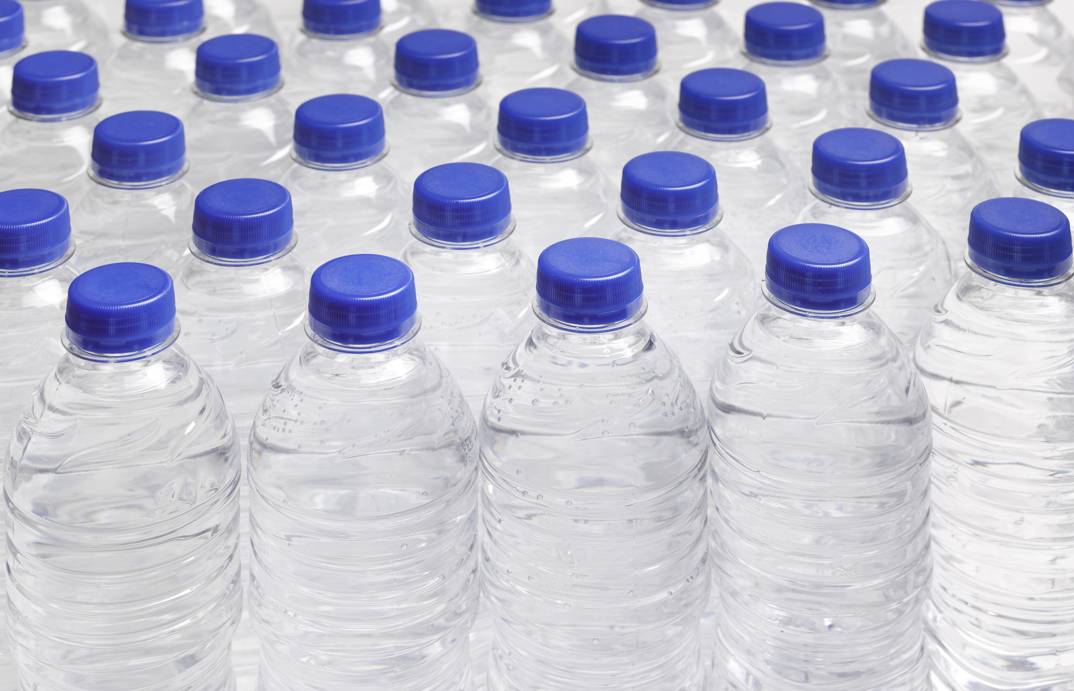 Los tapones de las botellas de plástico vuelven a cambiar y no es el ...