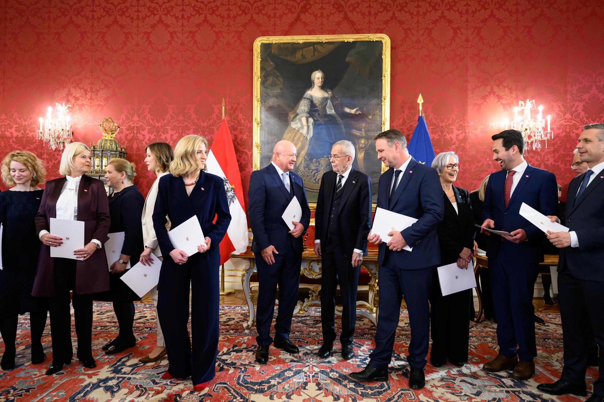 Un Gobierno tripartito europeísta toma el poder en Austria y deja fuera ...
