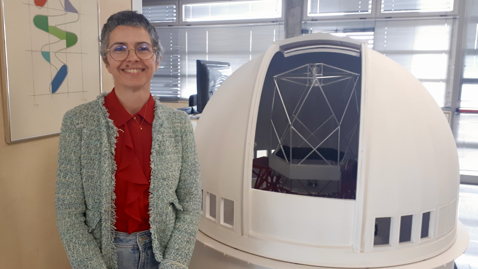 Julia de León, la astrofísica encargada de controlar los asteroides ...