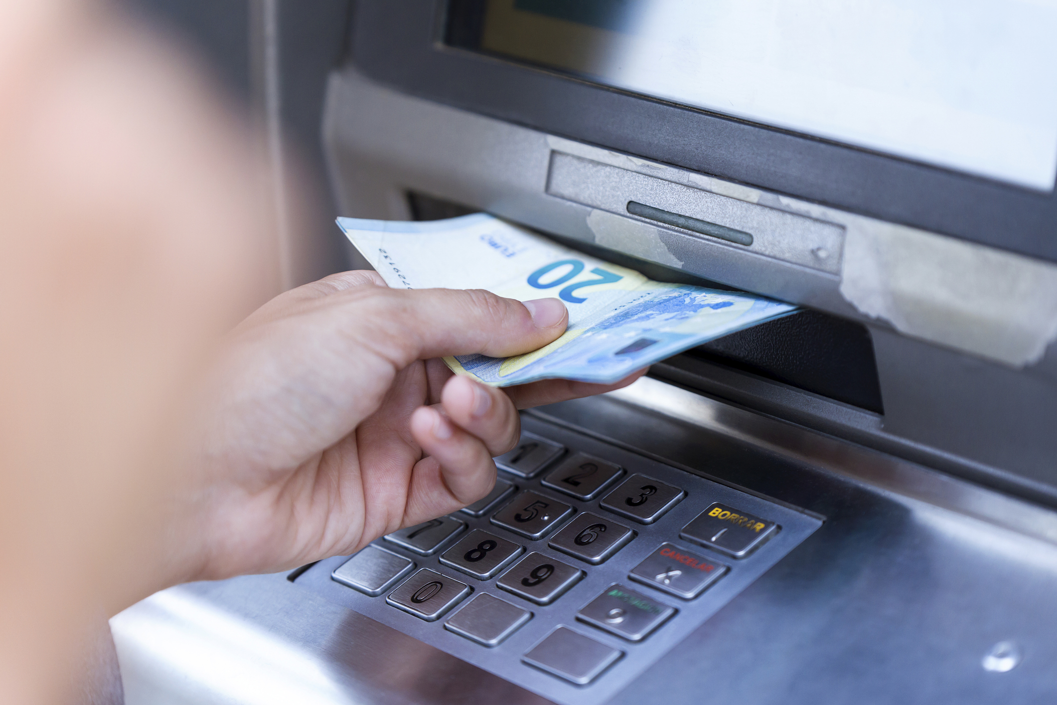 La Guardia Civil avisa: lo que jamás deberías hacer al sacar dinero en ...