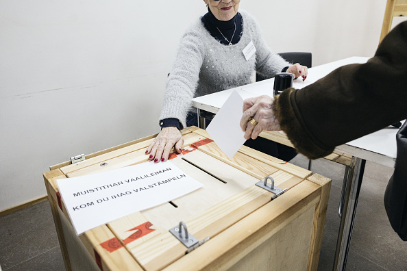 Una española acude a votar en Finlandia, decide el partido con un test ...
