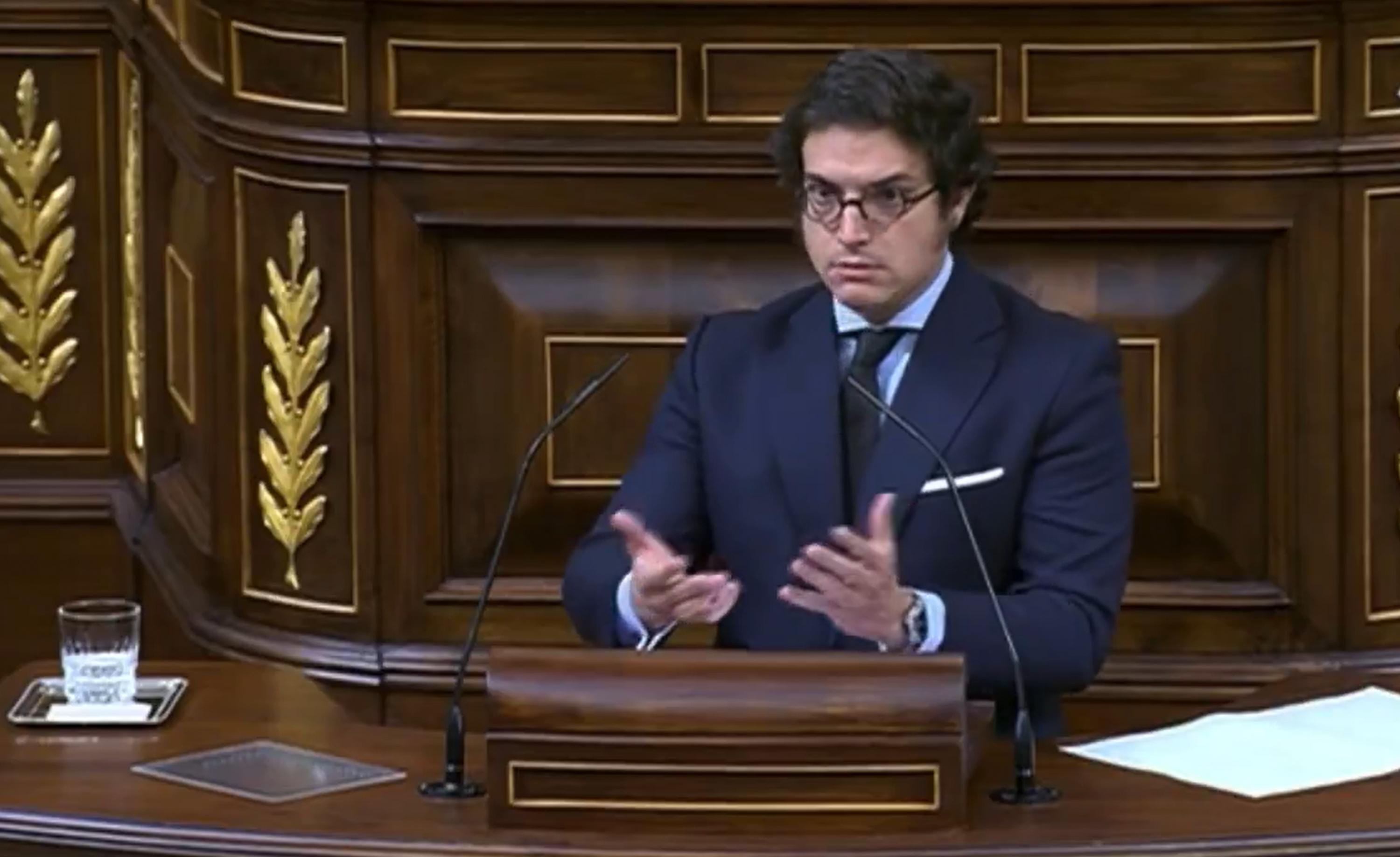 Figaredo (Vox) hace este discurso sobre un pleno en julio y un diputado ...