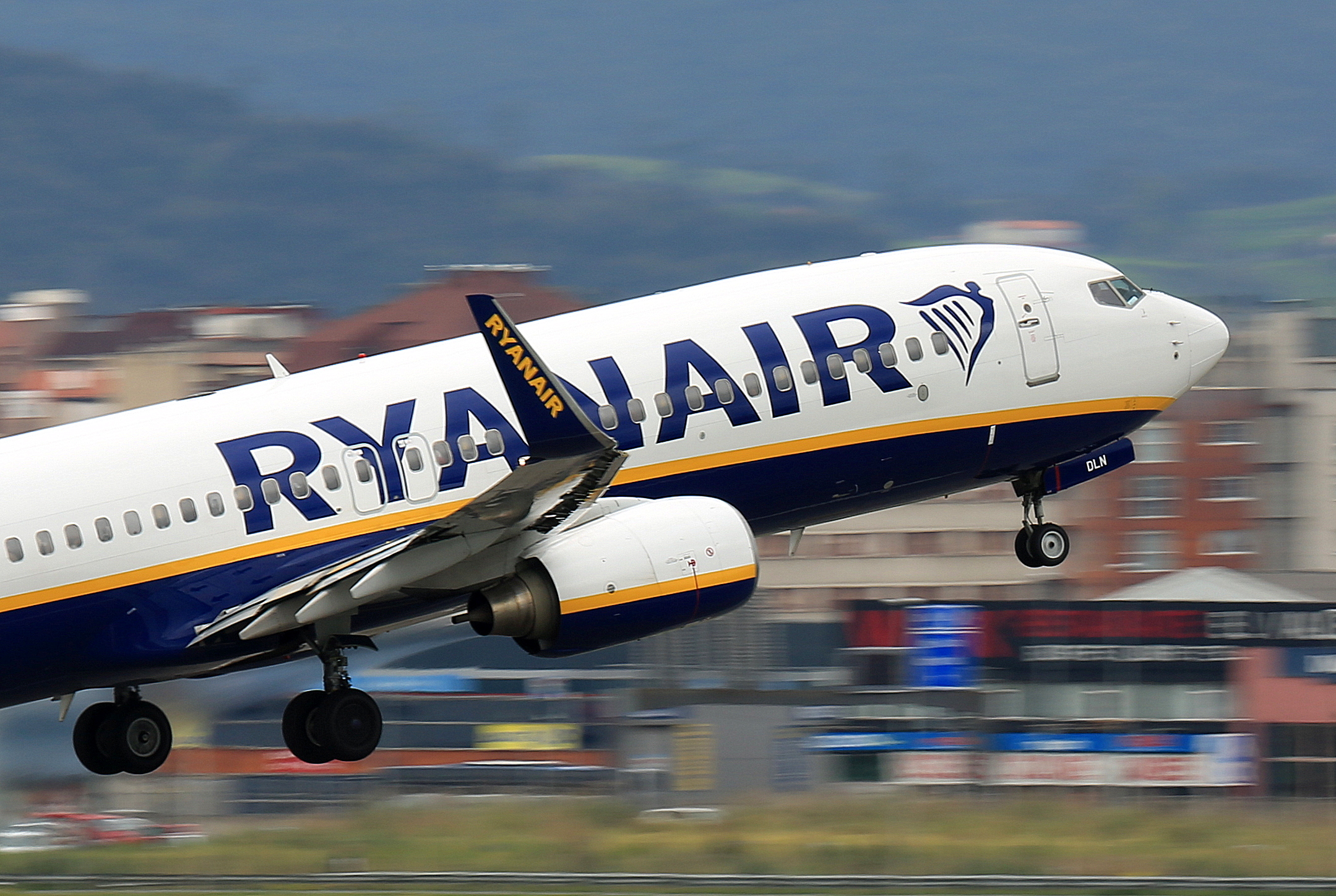 Ryanair mantiene su pulso contra Aena: amenaza con nuevos recortes de ...