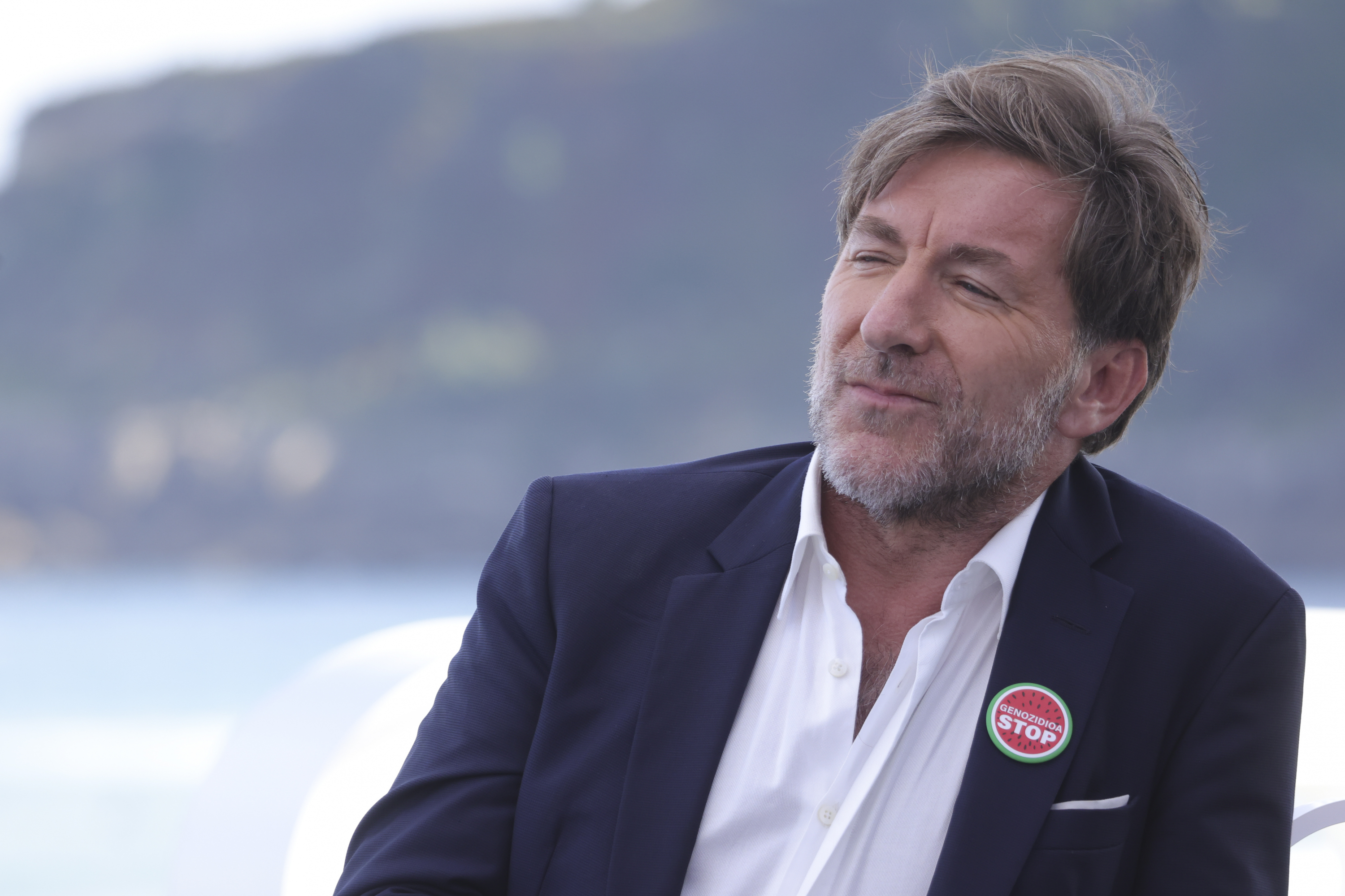 Antonio de la Torre aparece con un pin en el Festival de San Sebastián ...
