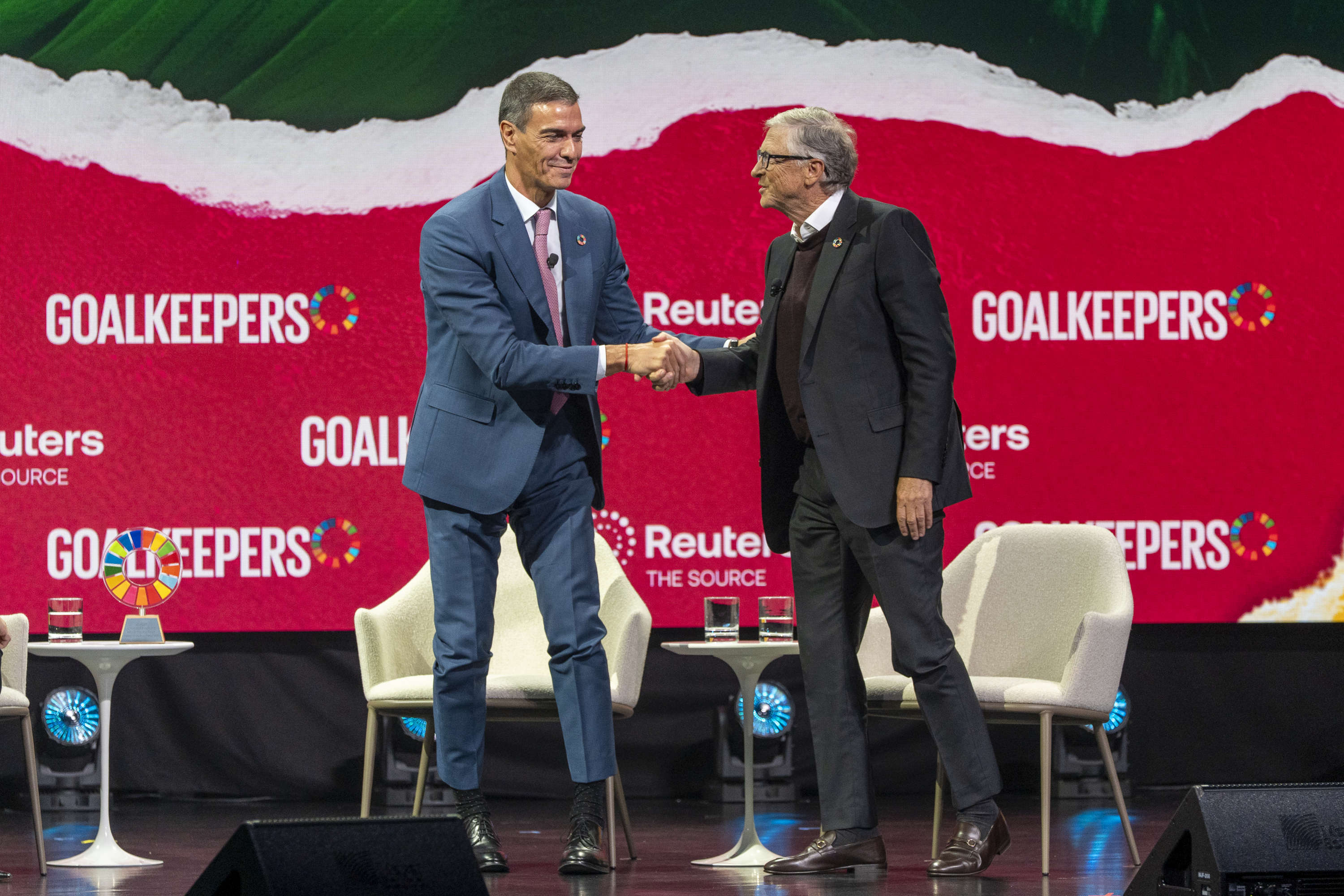 Bill Gates le dedica estas palabras a Pedro Sánchez antes de entregarle ...